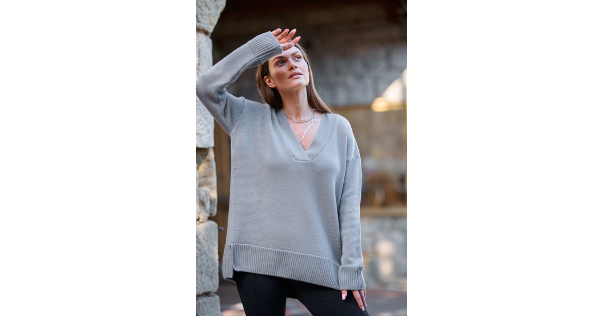 Szary długi wełniany sweter z dekoltem w serek - Sweter Frankie V-neck ...