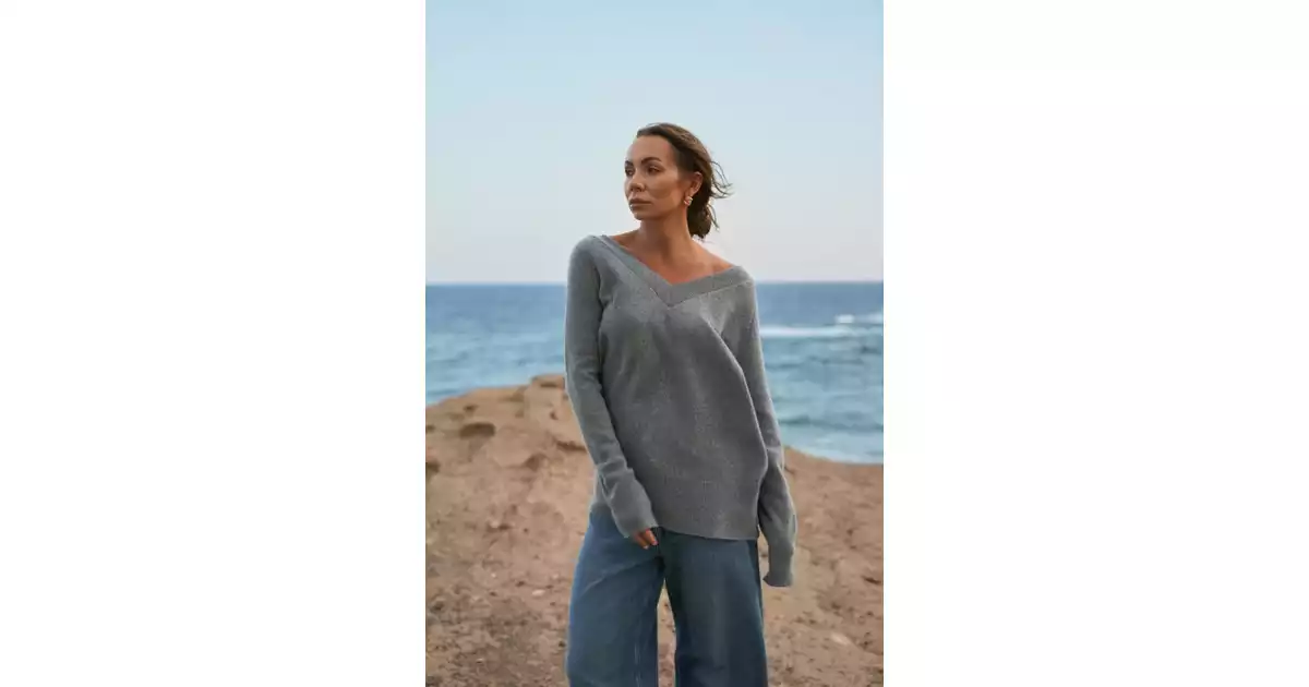 Szary sweter wełniany w serek - Sweter Violette Ash - sklep More'moi