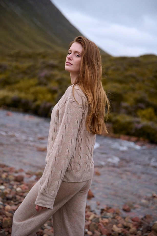 Szary sweter wełniany w serek - Sweter Violette Ash - sklep More'moi