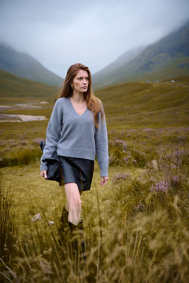 Szary sweter z wełny merino i kaszmiru z dekoltem w serek - Sweter ...