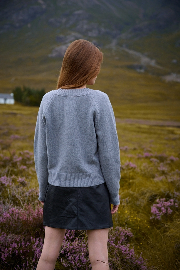 Szary sweter z wełny merino i kaszmiru z dekoltem w serek - Sweter ...