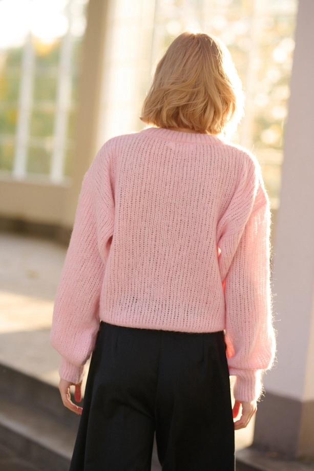 Jansnoróżowy sweter wełniany z alpaką z dekoltem w serek - Sweter ...