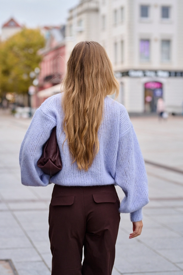 Jasnoniebieski sweter wełniany z alpaką z dekoltem w serek - Sweter ...