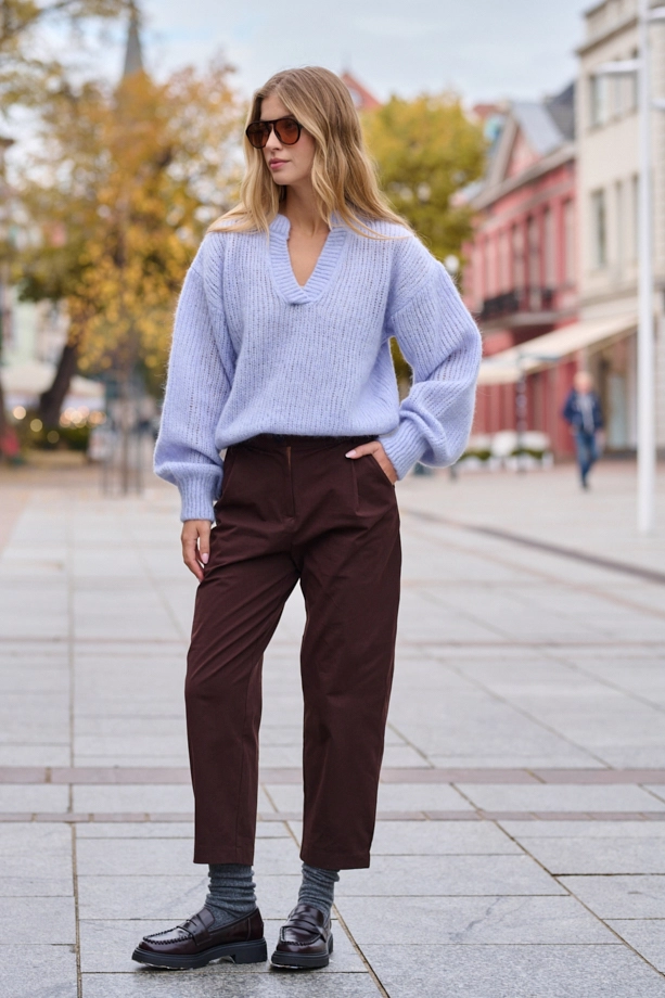 Jasnoniebieski sweter wełniany z alpaką z dekoltem w serek - Sweter ...