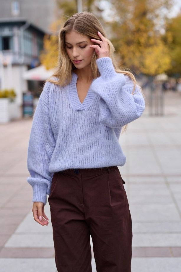 Jasnoniebieski sweter wełniany z alpaką z dekoltem w serek - Sweter ...