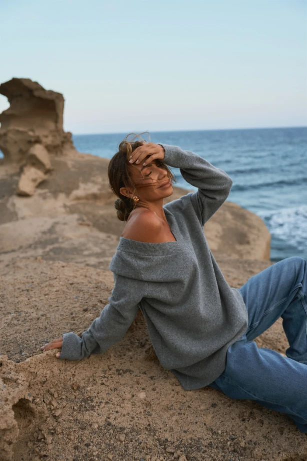 Szary sweter wełniany w serek - Sweter Violette Ash - sklep More'moi