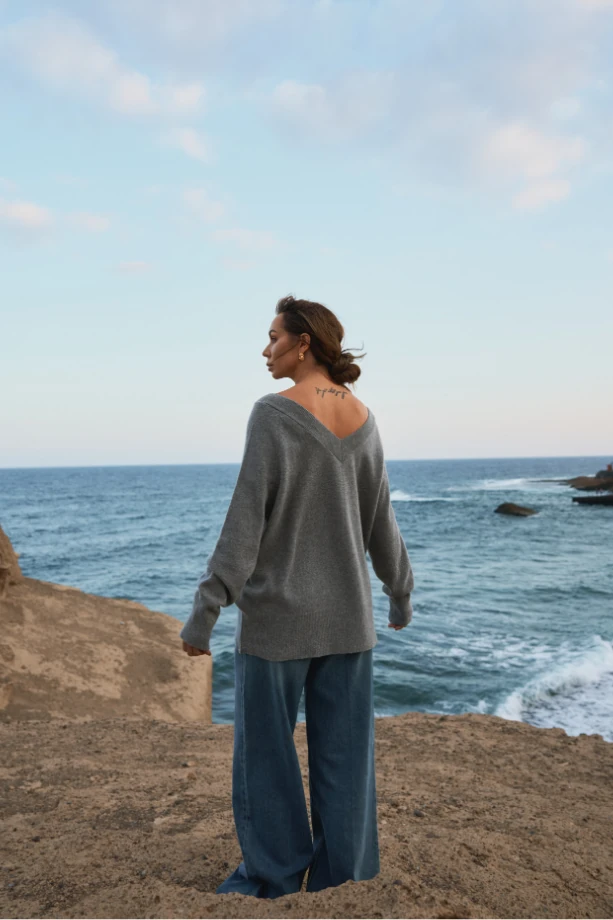 Szary sweter wełniany w serek - Sweter Violette Ash - sklep More'moi