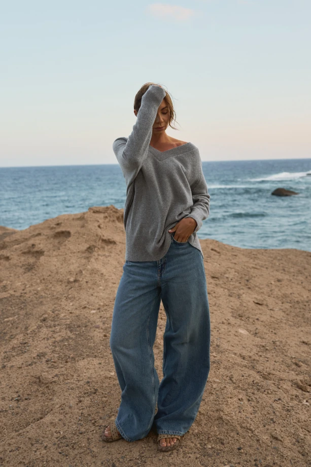 Szary sweter wełniany w serek - Sweter Violette Ash - sklep More'moi