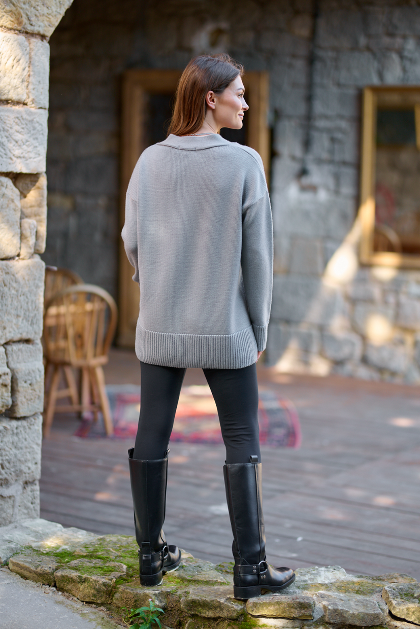 Szary długi wełniany sweter z dekoltem w serek - Sweter Frankie V-neck ...