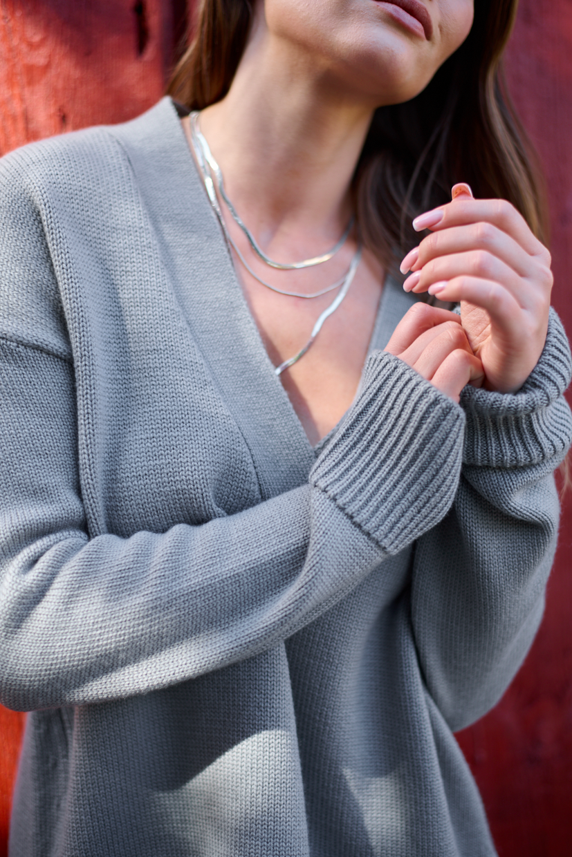 Szary długi wełniany sweter z dekoltem w serek - Sweter Frankie V-neck ...