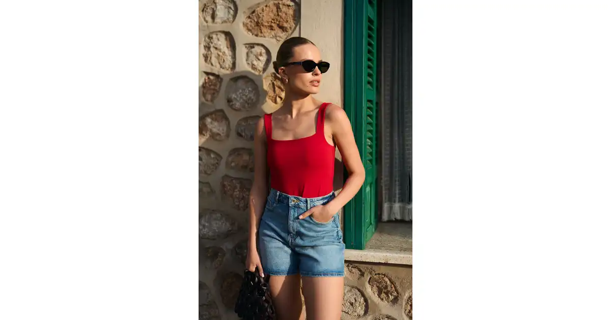 Czerwony top z dekoltem karo - Top Caro Red - sklep More'moi