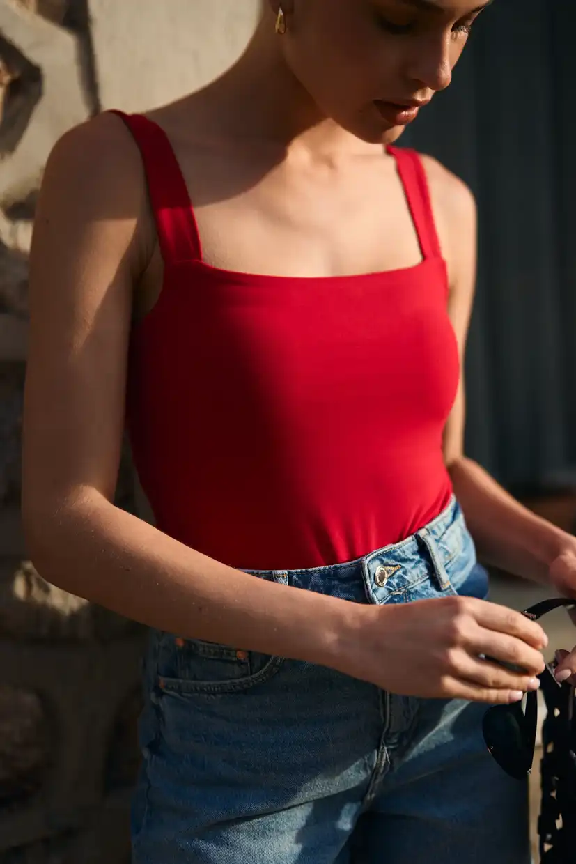 Czerwony top z dekoltem karo - Top Caro Red - sklep More'moi