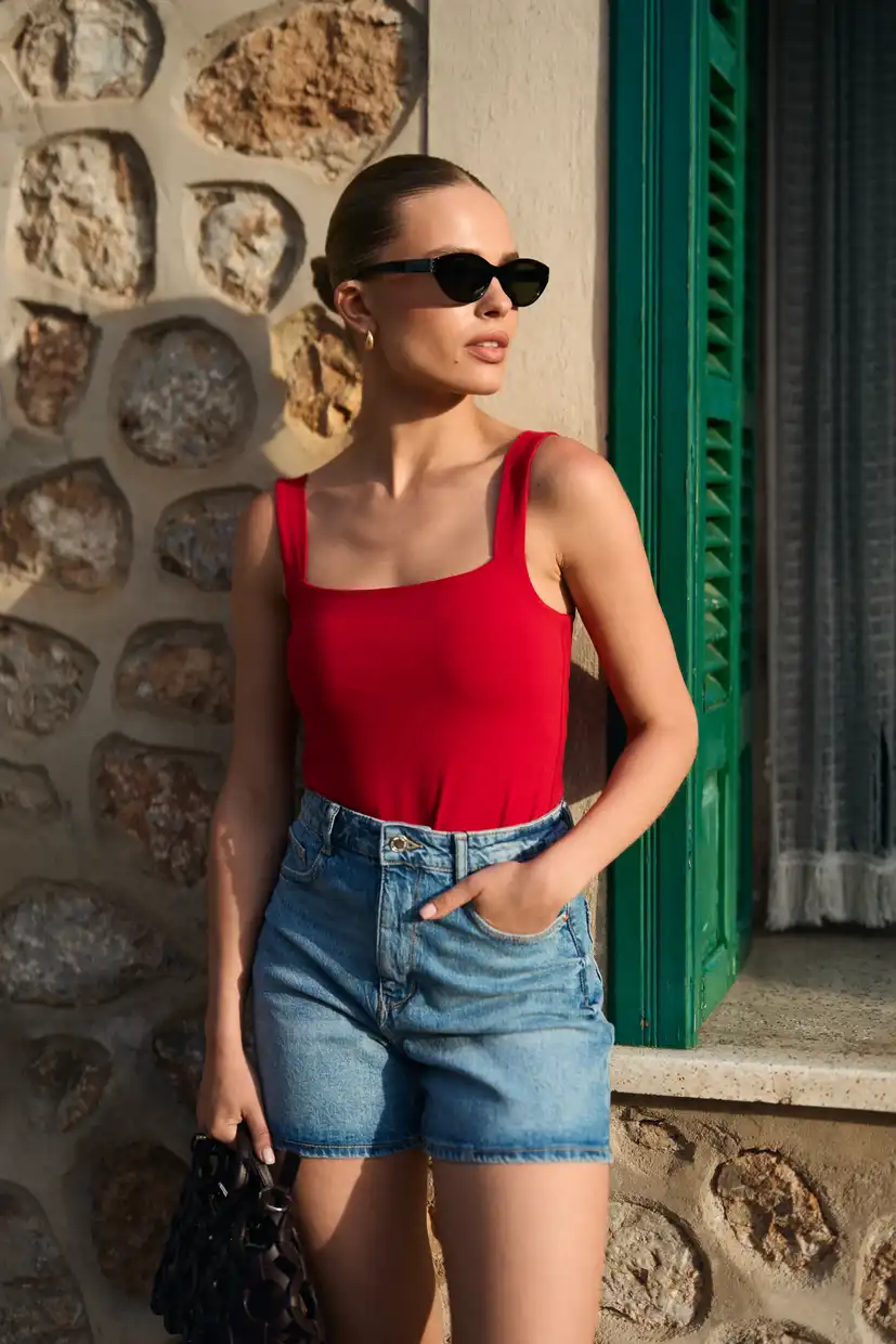 Czerwony top z dekoltem karo - Top Caro Red - sklep More'moi