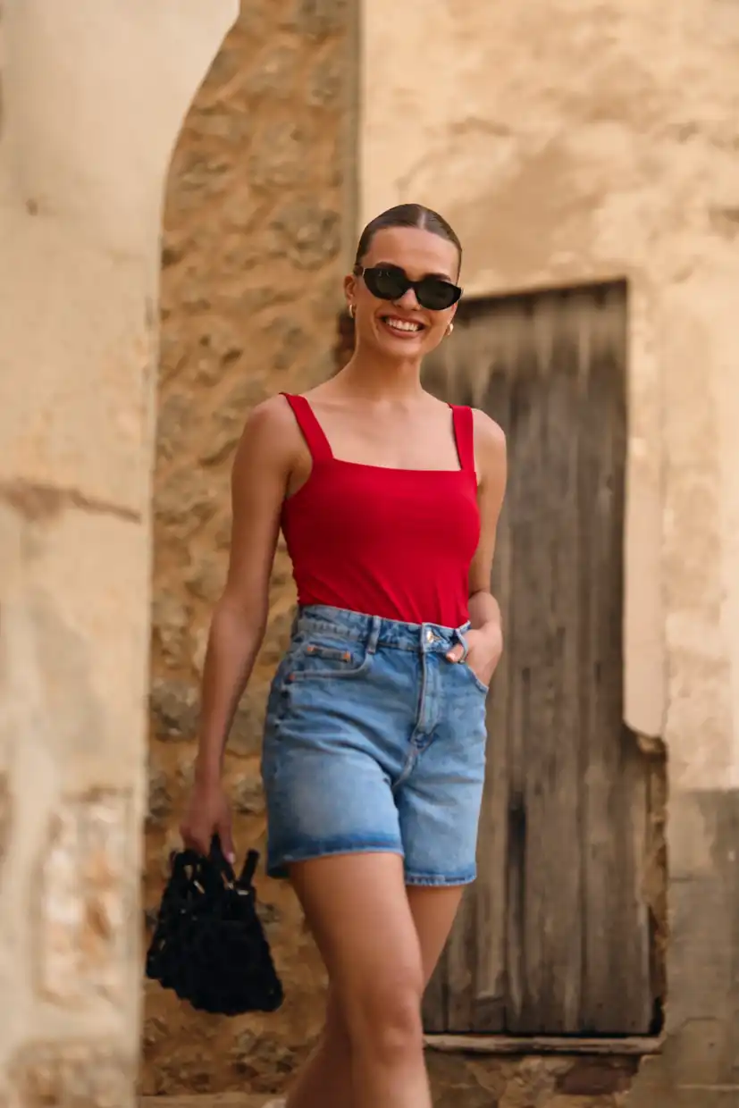 Czerwony top z dekoltem karo - Top Caro Red - sklep More'moi