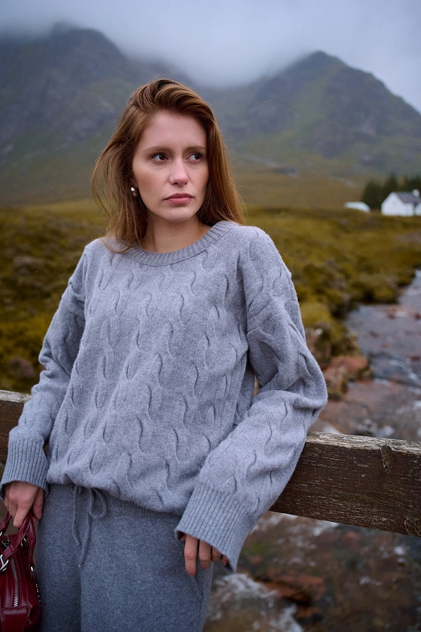 Szary sweter oversize z wełny merino, z okrągłym dekoltem - Sweter Charles Ash - sklep More'moi