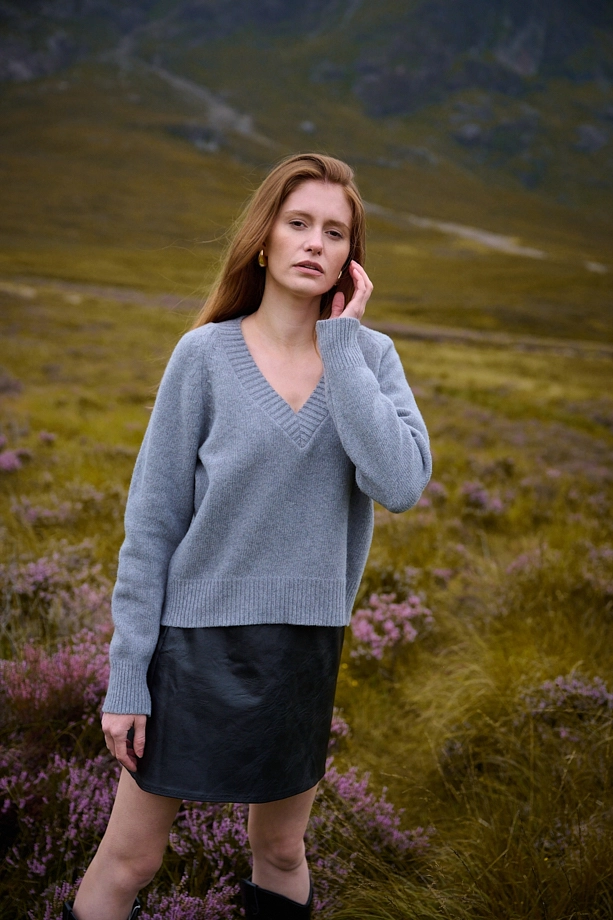 Szary sweter z wełny merino i kaszmiru z dekoltem w serek - Sweter ...