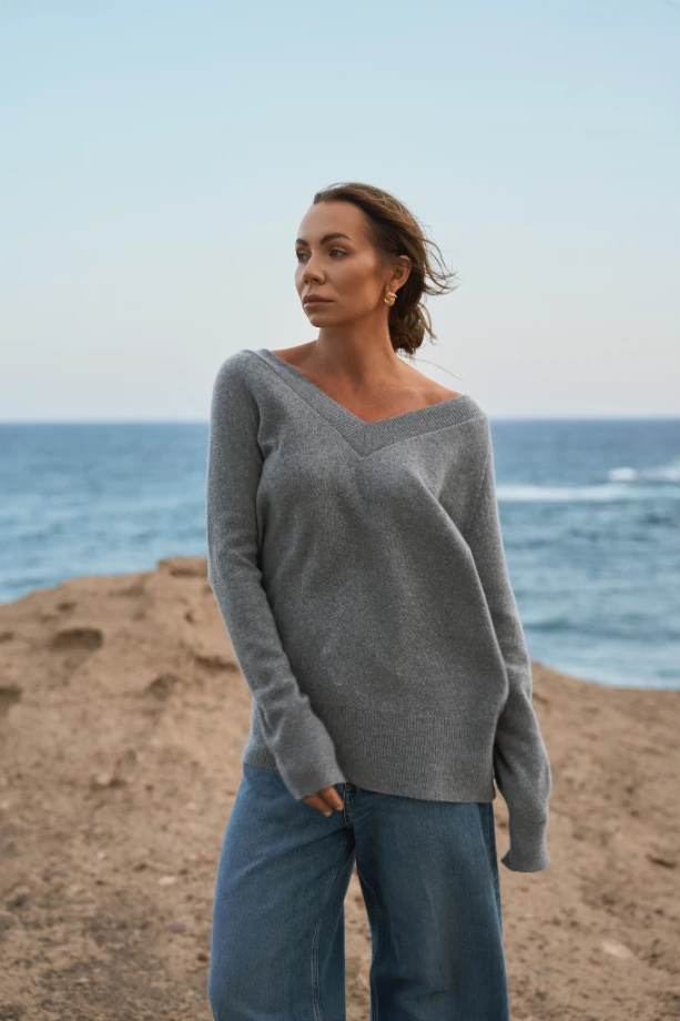 Szary sweter wełniany w serek - Sweter Violette Ash - sklep More'moi